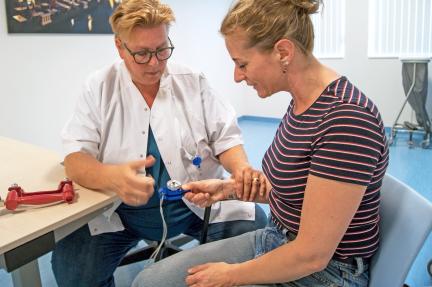 Handtherapeut behandelt patiënt in het Hand- en polscentrum van het ...
